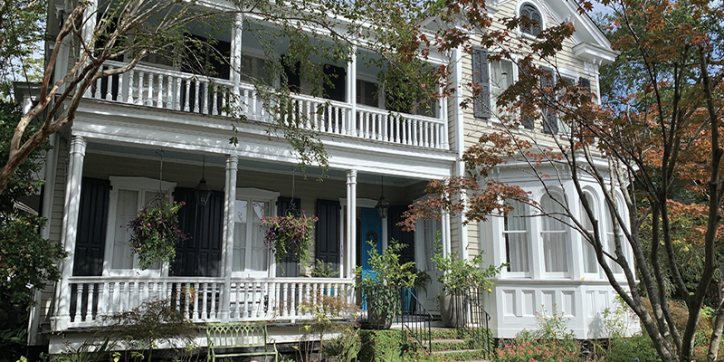 Blending contemporary with classic in a bold Broad Street abode ...